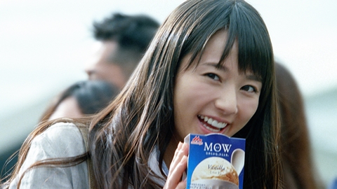 カップアイス『MOW(モウ)』の新CM 「今どきの贅沢」篇、「大きな声で」篇 3月28日（月）より放映スタート | ニュースリリース | 森永乳業株式会社